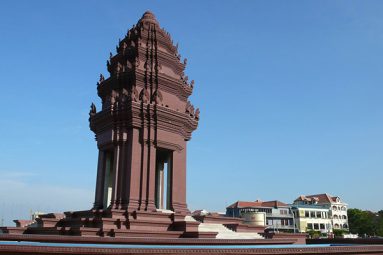 Phnom Penh Independence Monument - Indochina Tours
